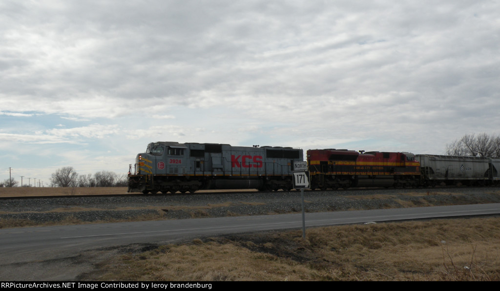 KCS 3924 leading the q train at 96& 171 intersection